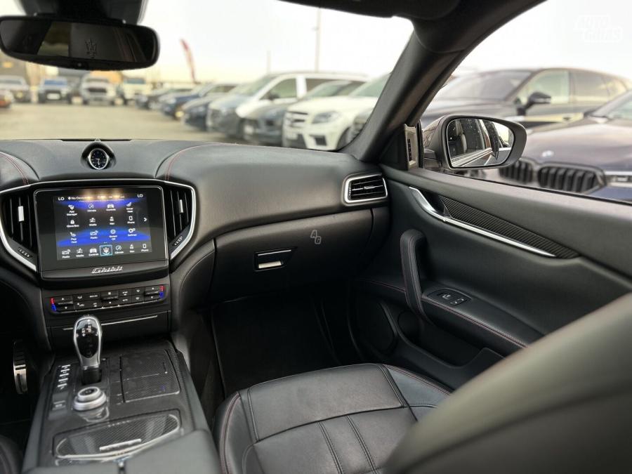 Melns Maserati Ghibli 2018 Kauņa, ar dzinēja tilpumu 3.00 L un nobraukumu 22 tūkst. km par 29000 €, foto 37 vietnē AUTOMOTO.COM.LV