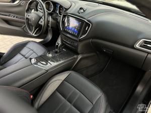 Melns Maserati Ghibli 2018 Kauņa, ar dzinēja tilpumu 3.00 L un nobraukumu 22 tūkst. km par 29000 €, foto 40 vietnē AUTOMOTO.COM.LV