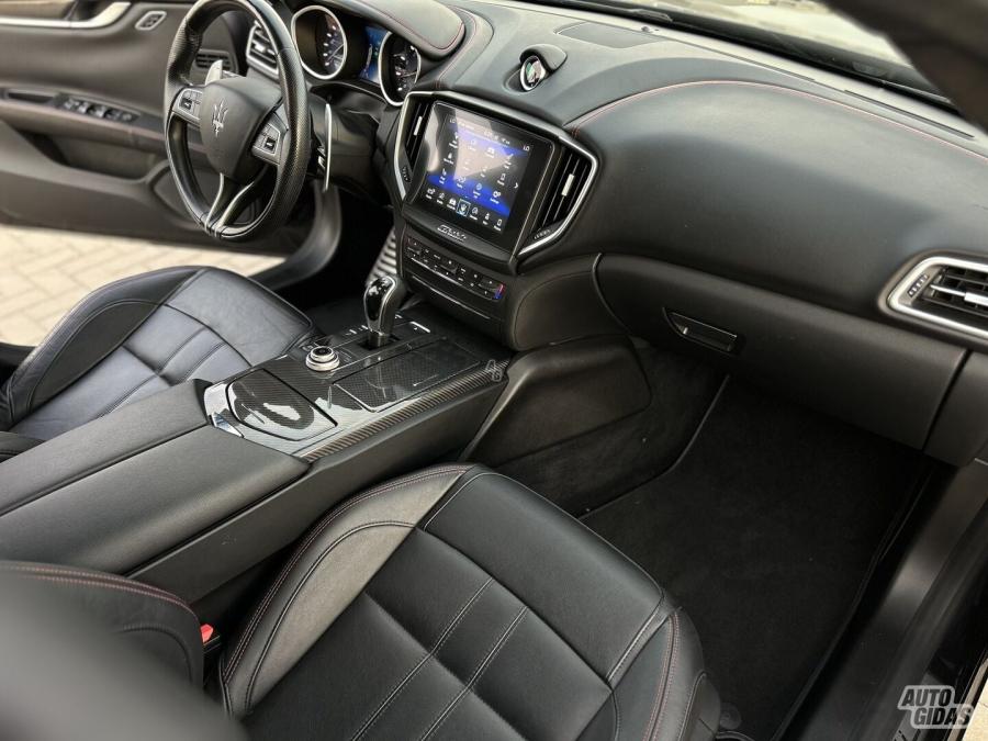 Melns Maserati Ghibli 2018 Kauņa, ar dzinēja tilpumu 3.00 L un nobraukumu 22 tūkst. km par 29000 €, foto 40 vietnē AUTOMOTO.COM.LV