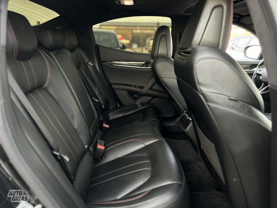 Melns Maserati Ghibli 2018 Kauņa, ar dzinēja tilpumu 3.00 L un nobraukumu 22 tūkst. km par 29000 €, foto 45 vietnē AUTOMOTO.COM.LV