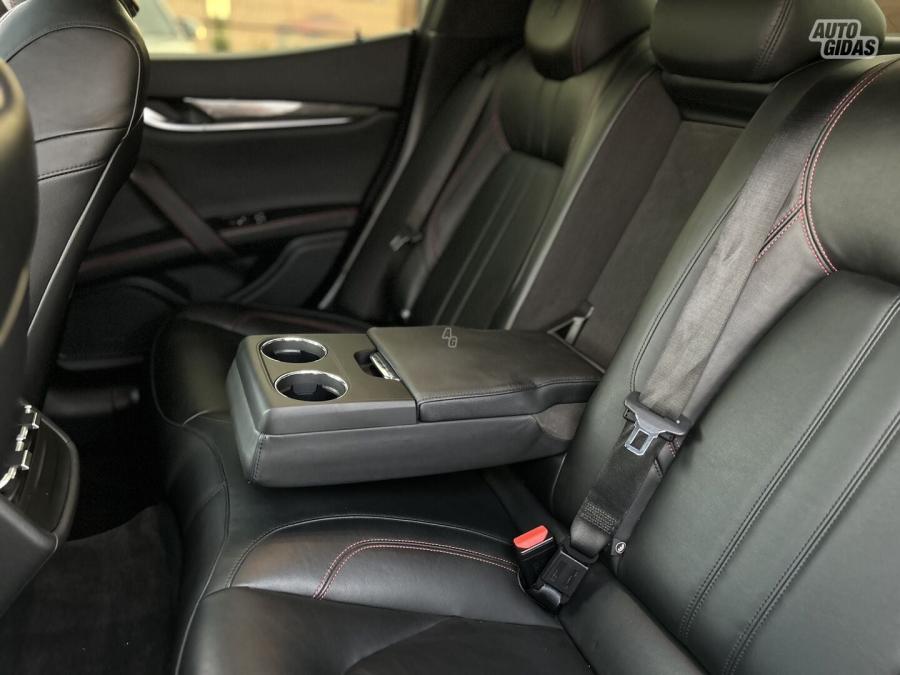 Melns Maserati Ghibli 2018 Kauņa, ar dzinēja tilpumu 3.00 L un nobraukumu 22 tūkst. km par 29000 €, foto 46 vietnē AUTOMOTO.COM.LV