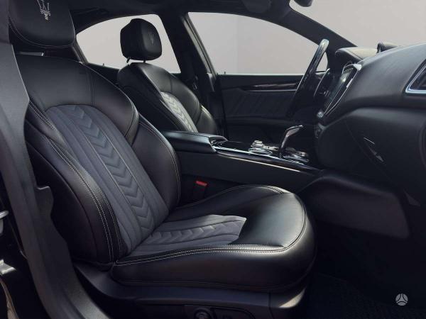 Black Maserati Ghibli 2019 in Kaunas, with an engine capacity of 3.00 L and mileage of 96 thousand km for 30999 €, photo 8 on AUTOMOTO.COM.LV