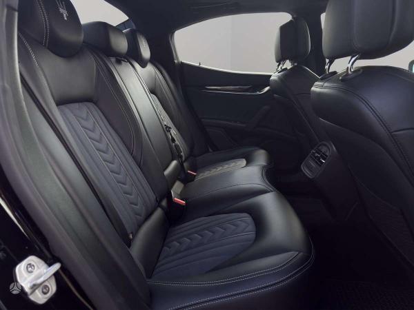Black Maserati Ghibli 2019 in Kaunas, with an engine capacity of 3.00 L and mileage of 96 thousand km for 30999 €, photo 10 on AUTOMOTO.COM.LV