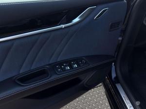 Black Maserati Ghibli 2019 in Kaunas, with an engine capacity of 3.00 L and mileage of 96 thousand km for 30999 €, photo 14 on AUTOMOTO.COM.LV