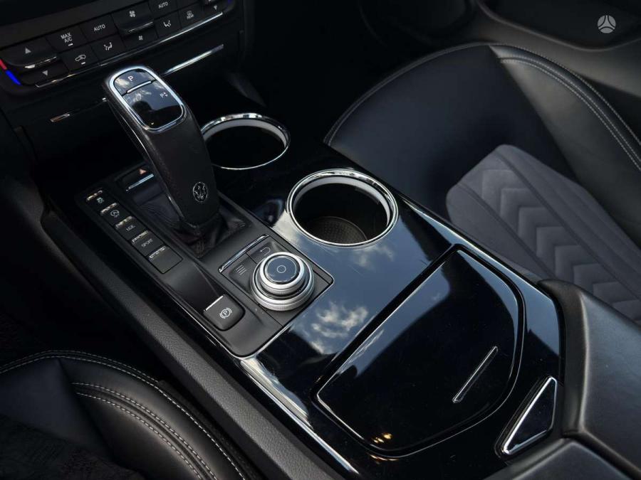 Melns Maserati Ghibli 2019 Kauņa, ar dzinēja tilpumu 3.00 L un nobraukumu 96 tūkst. km par 30999 €, foto 16 vietnē AUTOMOTO.COM.LV