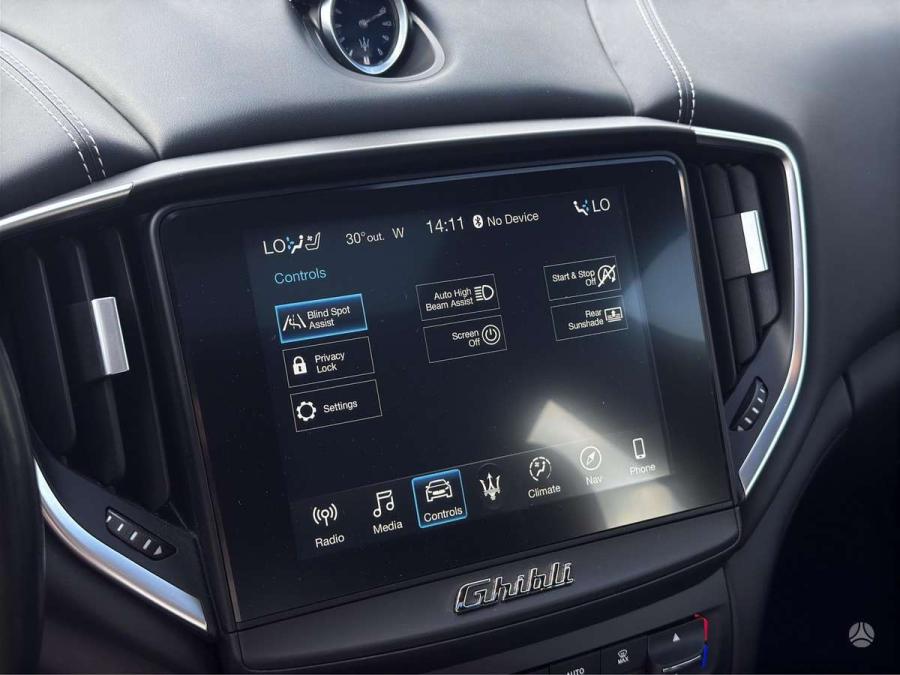 Black Maserati Ghibli 2019 in Kaunas, with an engine capacity of 3.00 L and mileage of 96 thousand km for 30999 €, photo 19 on AUTOMOTO.COM.LV