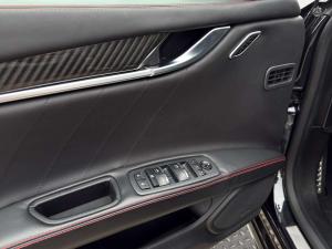 Black Maserati Ghibli 2020 in Kaunas, with an engine capacity of 3.00 L and mileage of 61 thousand km for 32499 €, photo 14 on AUTOMOTO.COM.LV