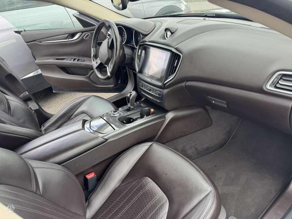 Zils Maserati Ghibli 2018 Kauņa, ar dzinēja tilpumu 2.99 L un nobraukumu 255 tūkst. km par 17000 €, foto 9 vietnē AUTOMOTO.COM.LV