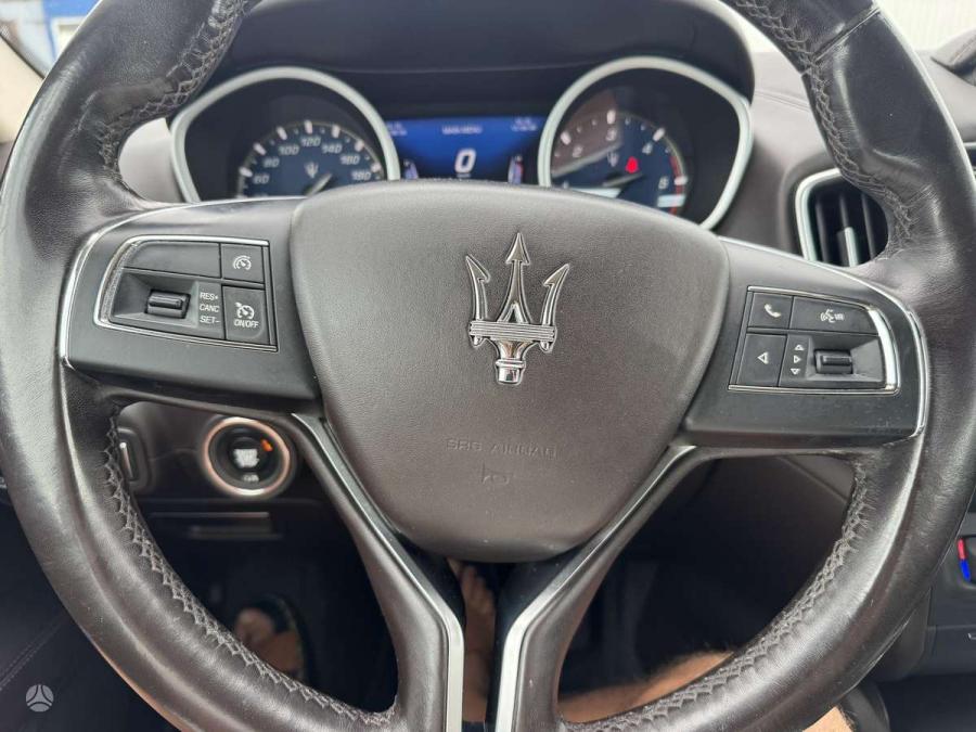 Zils Maserati Ghibli 2018 Kauņa, ar dzinēja tilpumu 2.99 L un nobraukumu 255 tūkst. km par 17000 €, foto 13 vietnē AUTOMOTO.COM.LV