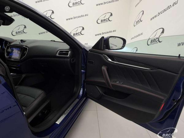 Blue Maserati Ghibli 2019 in Vilnius, with an engine capacity of 2.98 L and mileage of 65 thousand km for 27900 €, photo 11 on AUTOMOTO.COM.LV