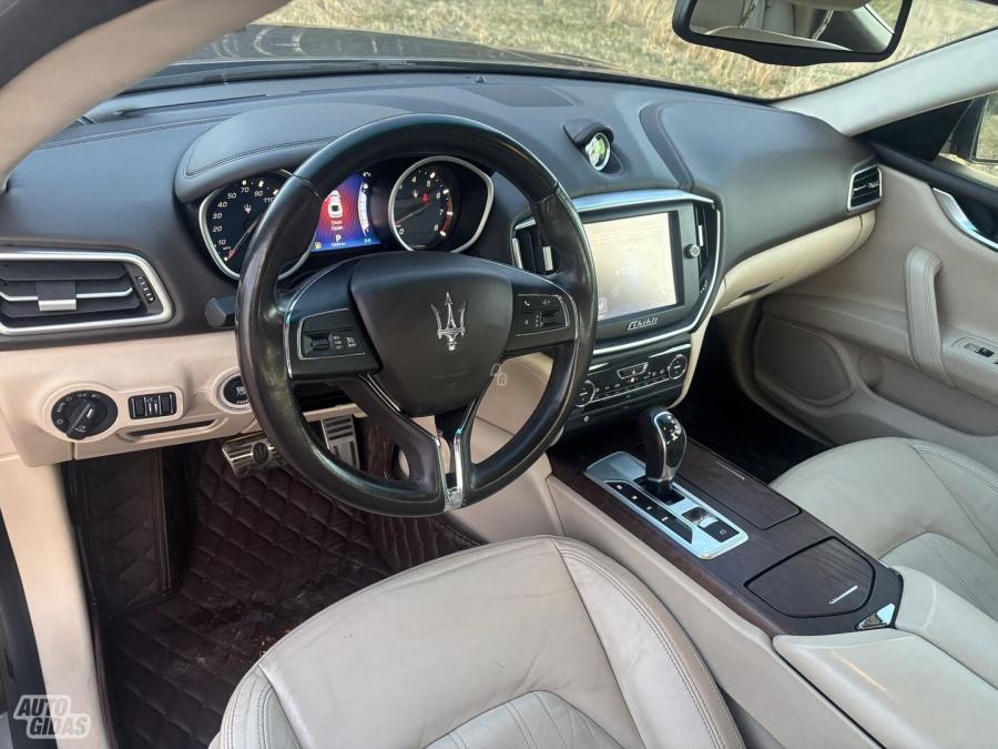Brūns Maserati Ghibli 2014 Panevēža, ar dzinēja tilpumu 3.00 L un nobraukumu 72 tūkst. km par 18500 €, foto 10 vietnē AUTOMOTO.COM.LV