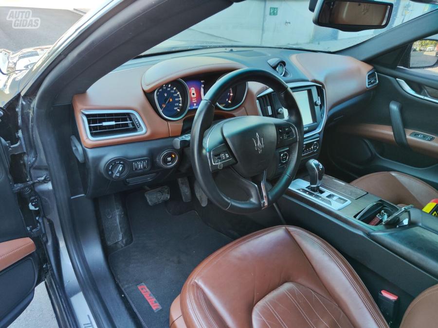 Grey Maserati Ghibli 2014 in Vilnius, with an engine capacity of 3.00 L and mileage of 150 thousand km for 14850 €, photo 13 on AUTOMOTO.COM.LV