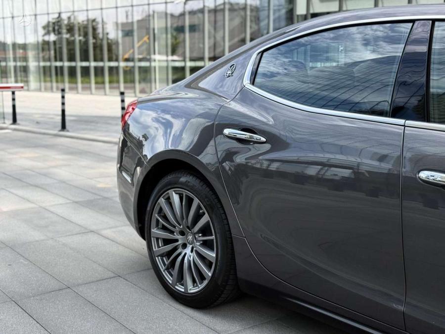 Grey Maserati Ghibli 2017 in Vilnius, with an engine capacity of 2.98 L and mileage of 63 thousand km for 20500 €, photo 6 on AUTOMOTO.COM.LV