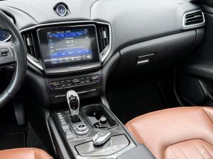 Grey Maserati Ghibli 2017 in Vilnius, with an engine capacity of 2.98 L and mileage of 63 thousand km for 20500 €, photo 16 on AUTOMOTO.COM.LV