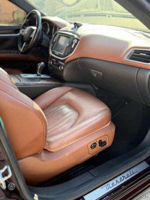 Red Maserati Ghibli 2015 in Siauliai, with an engine capacity of 2.98 L and mileage of 152 thousand km for 6499 €, photo 9 on AUTOMOTO.COM.LV