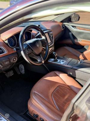 Red Maserati Ghibli 2015 in Siauliai, with an engine capacity of 2.98 L and mileage of 152 thousand km for 6499 €, photo 11 on AUTOMOTO.COM.LV