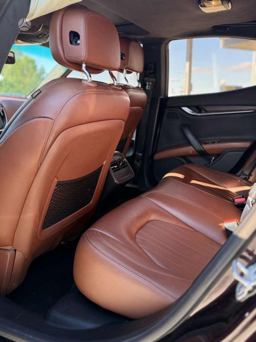 Red Maserati Ghibli 2015 in Siauliai, with an engine capacity of 2.98 L and mileage of 152 thousand km for 6499 €, photo 13 on AUTOMOTO.COM.LV