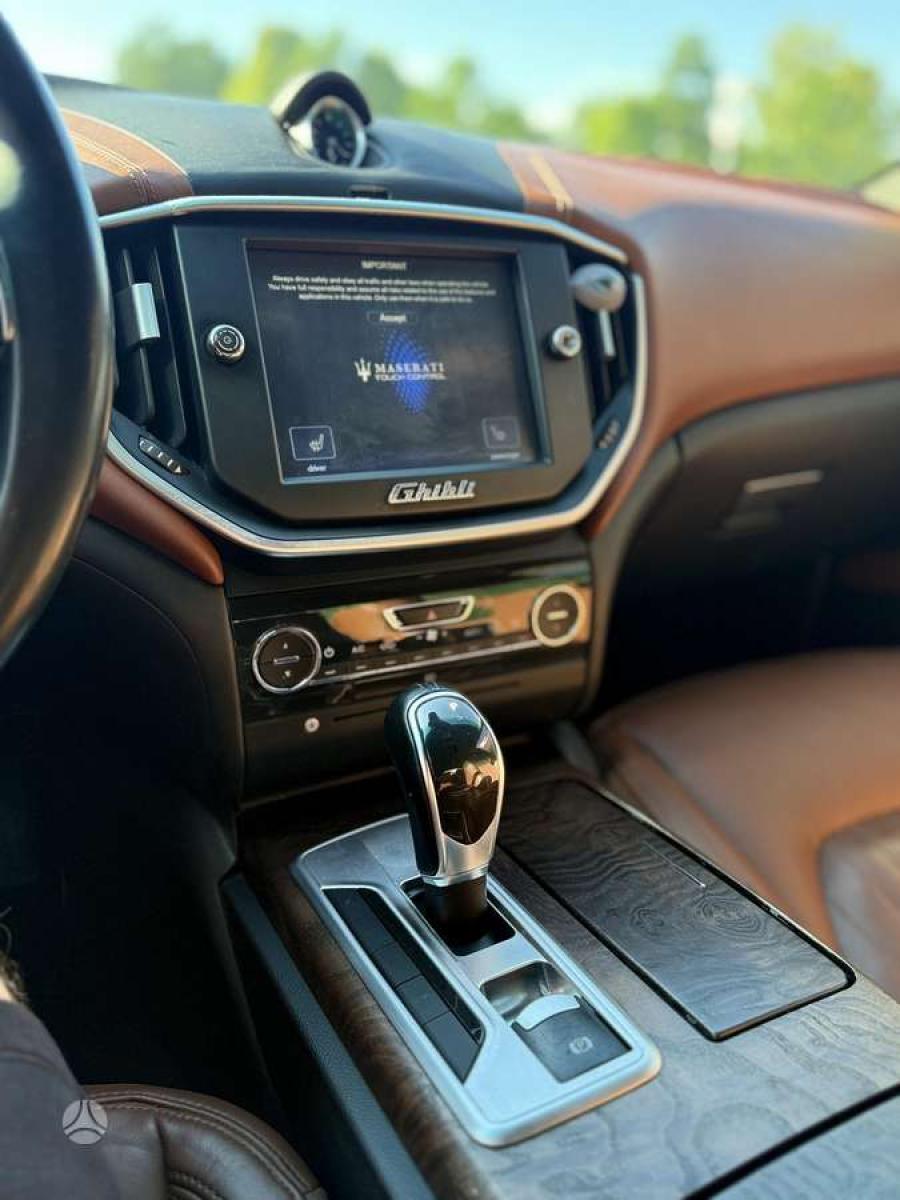 Red Maserati Ghibli 2015 in Siauliai, with an engine capacity of 2.98 L and mileage of 152 thousand km for 6499 €, photo 17 on AUTOMOTO.COM.LV