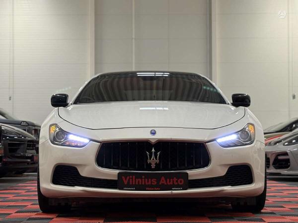 White Maserati Ghibli 2014 in Vilnius, with an engine capacity of 2.98 L and mileage of 137 thousand km for 14390 €, photo 2 on AUTOMOTO.COM.LV