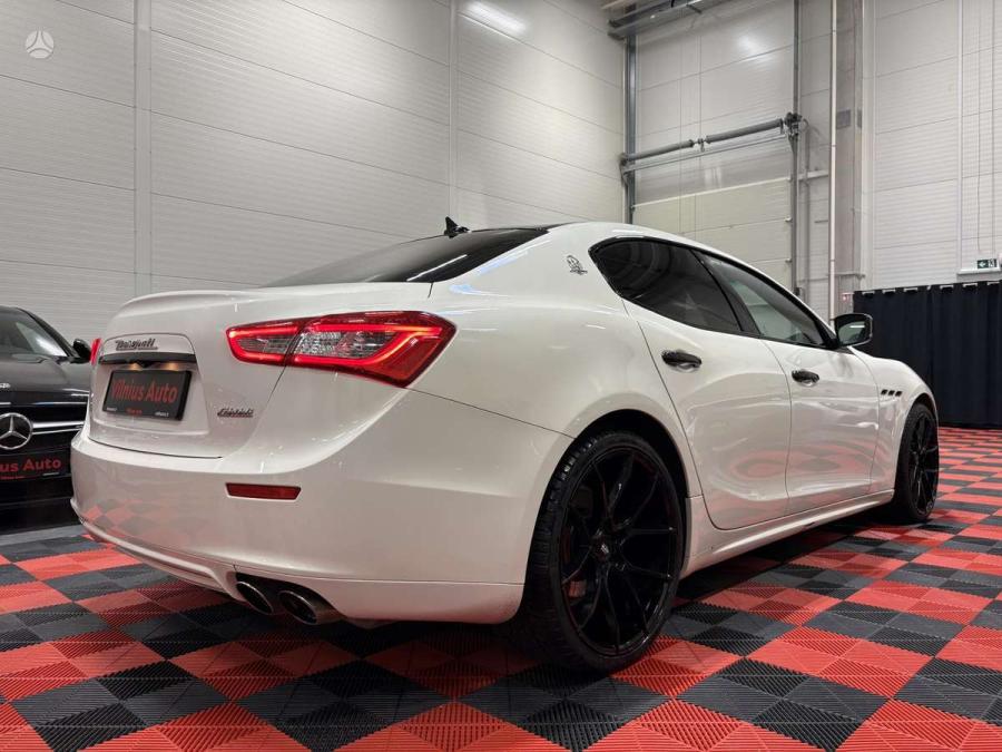 Balts Maserati Ghibli 2014 Viļņa, ar dzinēja tilpumu 2.98 L un nobraukumu 137 tūkst. km par 14390 €, foto 4 vietnē AUTOMOTO.COM.LV