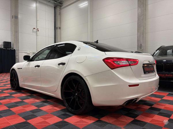 White Maserati Ghibli 2014 in Vilnius, with an engine capacity of 2.98 L and mileage of 137 thousand km for 14390 €, photo 6 on AUTOMOTO.COM.LV