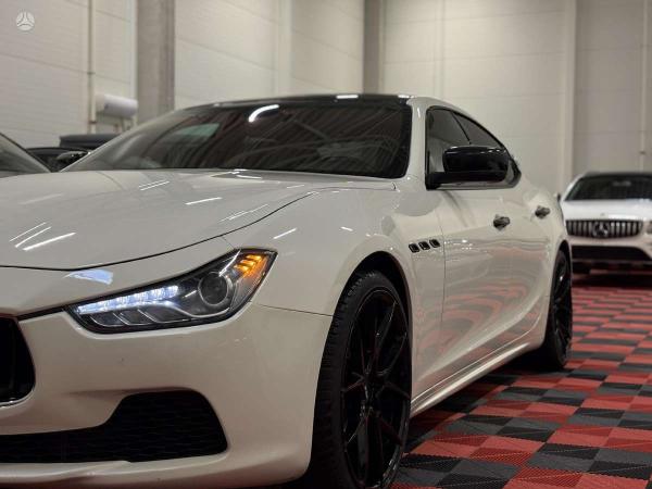 White Maserati Ghibli 2014 in Vilnius, with an engine capacity of 2.98 L and mileage of 137 thousand km for 14390 €, photo 7 on AUTOMOTO.COM.LV