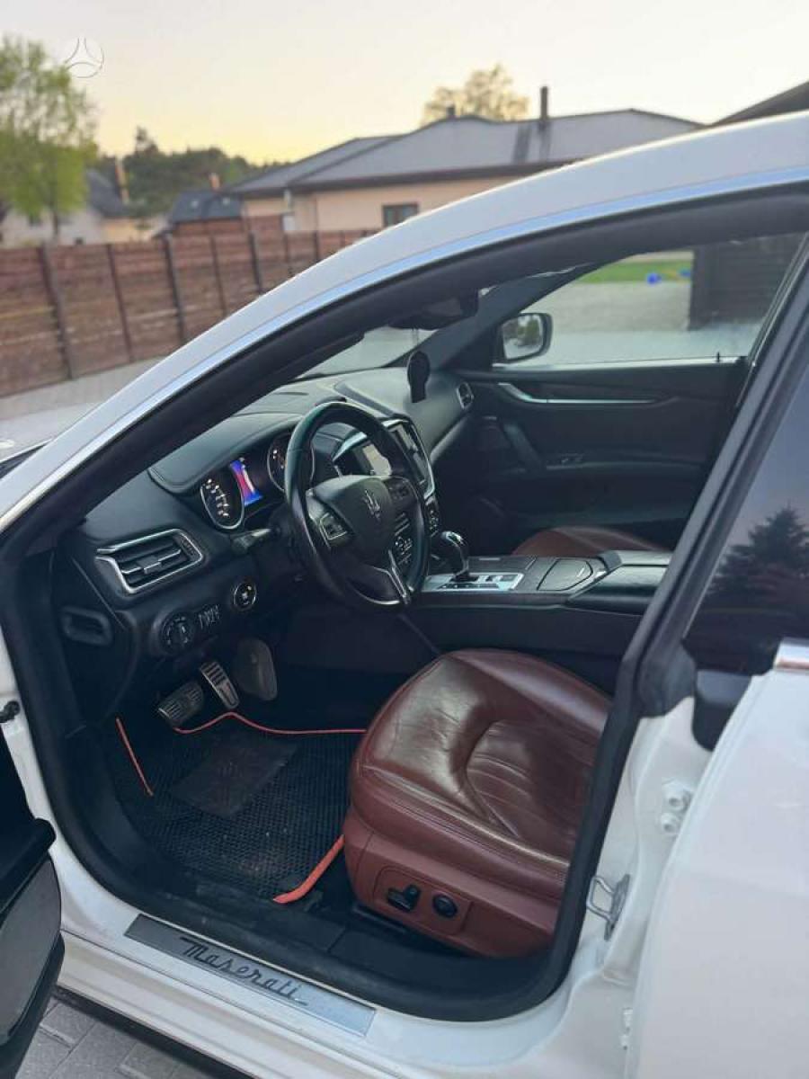 Balts Maserati Ghibli 2014 Mažeikiai, ar dzinēja tilpumu 2.99 L un nobraukumu 196 tūkst. km par 15500 €, foto 8 vietnē AUTOMOTO.COM.LV