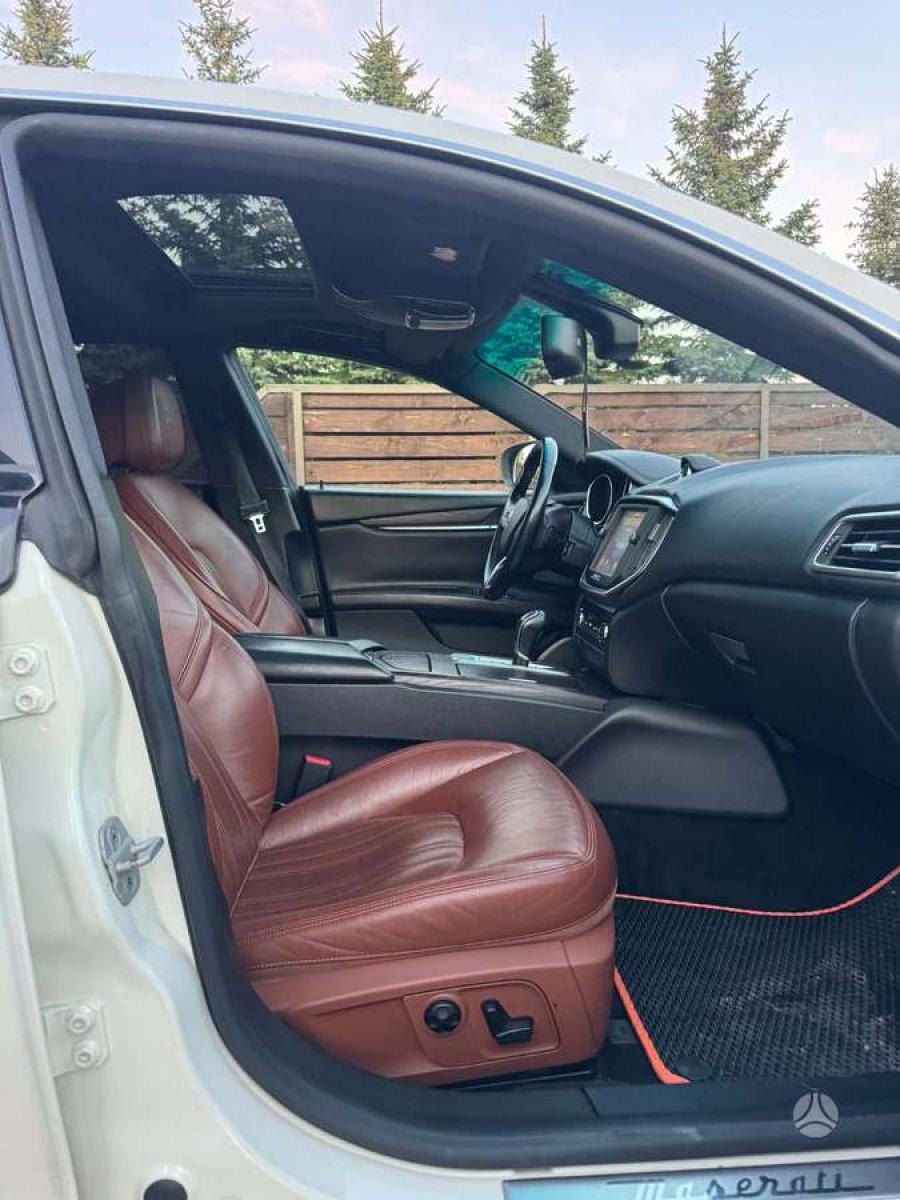 Balts Maserati Ghibli 2014 Mažeikiai, ar dzinēja tilpumu 2.99 L un nobraukumu 196 tūkst. km par 15500 €, foto 15 vietnē AUTOMOTO.COM.LV