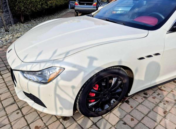 White Maserati Ghibli 2014 in Vilnius, with an engine capacity of 2.98 L and mileage of 122 thousand km for 16000 €, photo 5 on AUTOMOTO.COM.LV