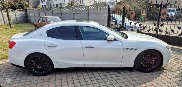 White Maserati Ghibli 2014 in Vilnius, with an engine capacity of 2.98 L and mileage of 122 thousand km for 16000 €, photo 11 on AUTOMOTO.COM.LV