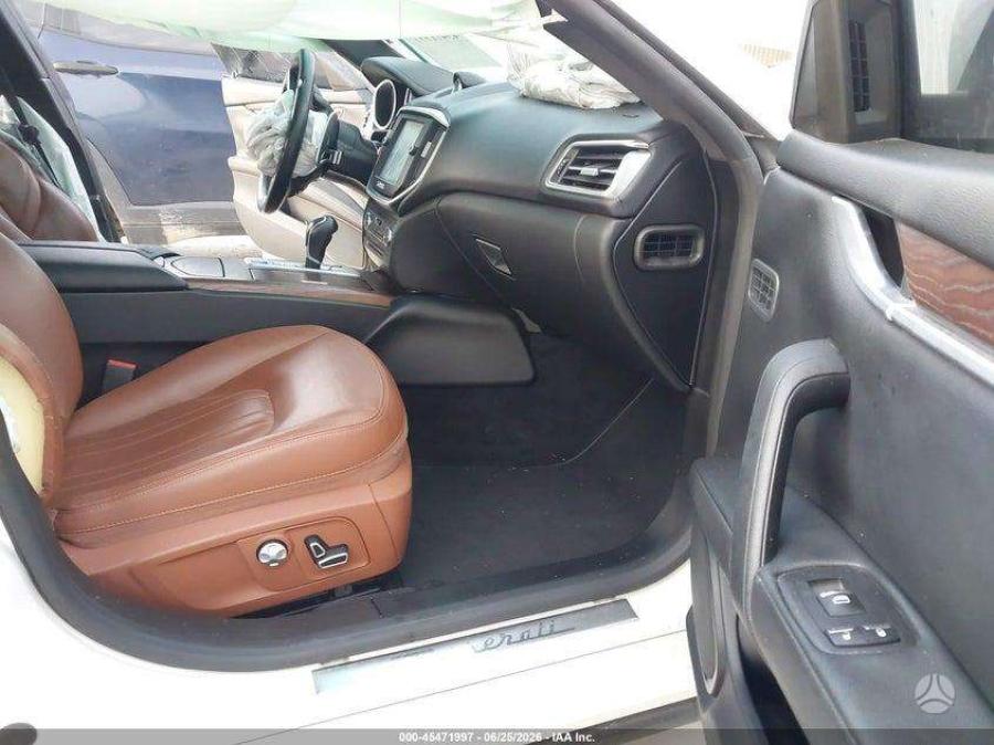 White Maserati Ghibli 2016 in Panevezys, with an engine capacity of 2.98 L and mileage of 114 thousand km for 7100 €, photo 10 on AUTOMOTO.COM.LV