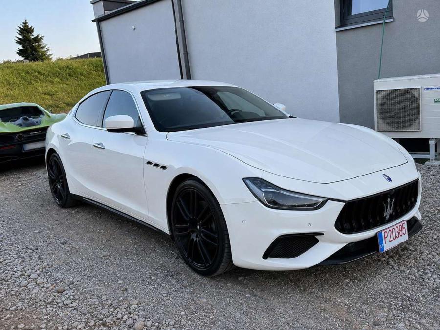 White Maserati Ghibli 2019 in Vilnius, with an engine capacity of 2.98 L and mileage of 115 thousand km for 19999 €, photo 1 on AUTOMOTO.COM.LV