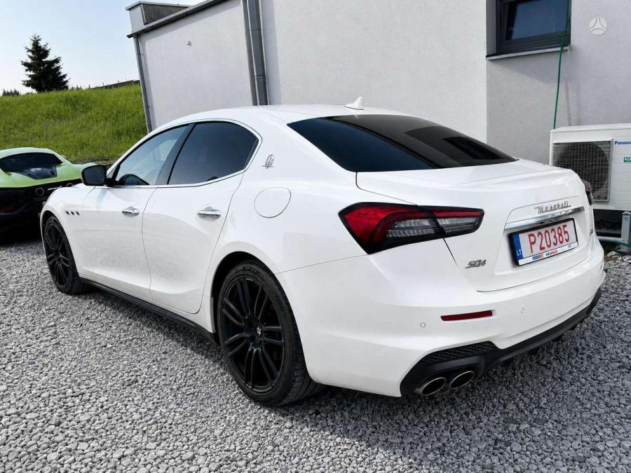 White Maserati Ghibli 2019 in Vilnius, with an engine capacity of 2.98 L and mileage of 115 thousand km for 19999 €, photo 3 on AUTOMOTO.COM.LV
