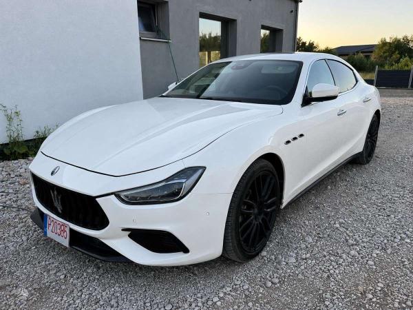 White Maserati Ghibli 2019 in Vilnius, with an engine capacity of 2.98 L and mileage of 115 thousand km for 19999 €, photo 3 on AUTOMOTO.COM.LV