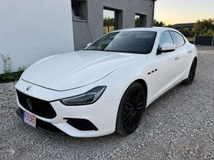 White Maserati Ghibli 2019 in Vilnius, with an engine capacity of 2.98 L and mileage of 115 thousand km for 19999 €, photo 4 on AUTOMOTO.COM.LV