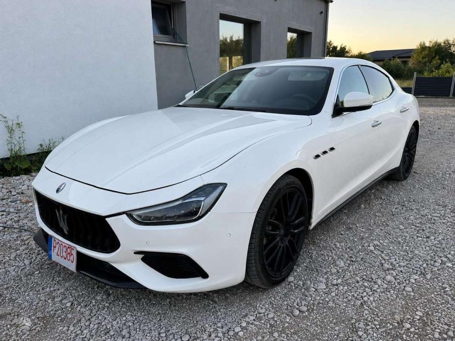 White Maserati Ghibli 2019 in Vilnius, with an engine capacity of 2.98 L and mileage of 115 thousand km for 19999 €, photo 4 on AUTOMOTO.COM.LV