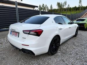White Maserati Ghibli 2019 in Vilnius, with an engine capacity of 2.98 L and mileage of 115 thousand km for 19999 €, photo 5 on AUTOMOTO.COM.LV