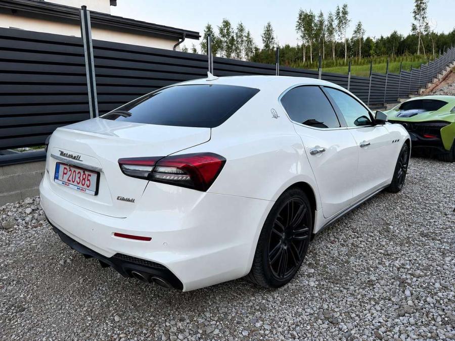White Maserati Ghibli 2019 in Vilnius, with an engine capacity of 2.98 L and mileage of 115 thousand km for 19999 €, photo 5 on AUTOMOTO.COM.LV