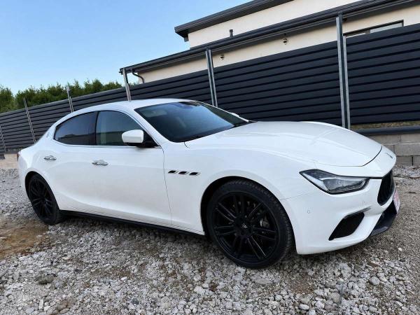 White Maserati Ghibli 2019 in Vilnius, with an engine capacity of 2.98 L and mileage of 115 thousand km for 19999 €, photo 5 on AUTOMOTO.COM.LV