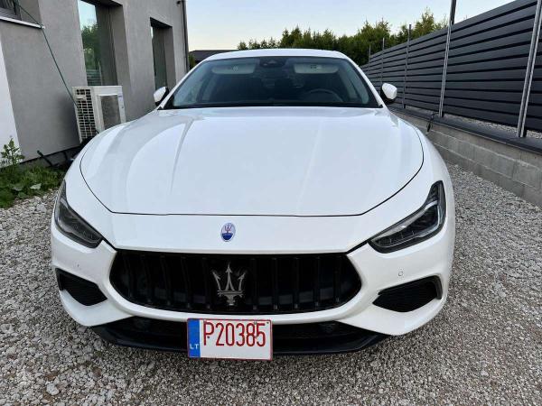 White Maserati Ghibli 2019 in Vilnius, with an engine capacity of 2.98 L and mileage of 115 thousand km for 19999 €, photo 6 on AUTOMOTO.COM.LV