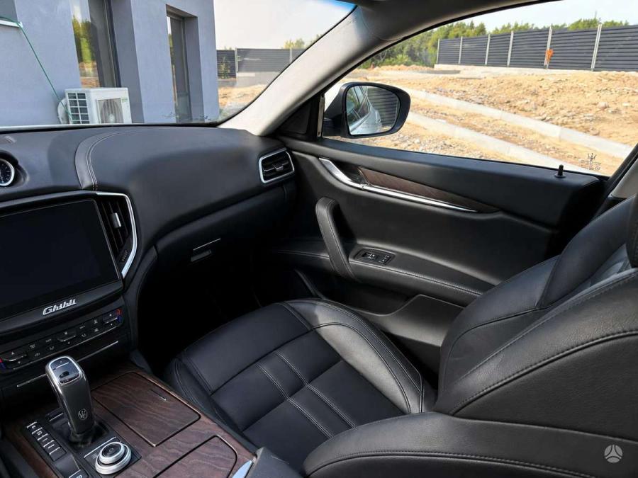 White Maserati Ghibli 2019 in Vilnius, with an engine capacity of 2.98 L and mileage of 115 thousand km for 19999 €, photo 10 on AUTOMOTO.COM.LV