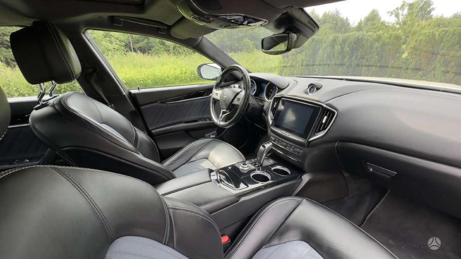 Balts Maserati Ghibli 2019 Viļņa, ar dzinēja tilpumu 2.98 L un nobraukumu 101 tūkst. km par 31200 €, foto 14 vietnē AUTOMOTO.COM.LV