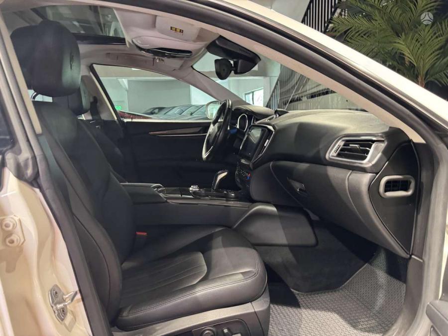 Balts Maserati Ghibli 2020 Viļņa, ar dzinēja tilpumu 2.98 L un nobraukumu 91 tūkst. km par 25000 €, foto 19 vietnē AUTOMOTO.COM.LV