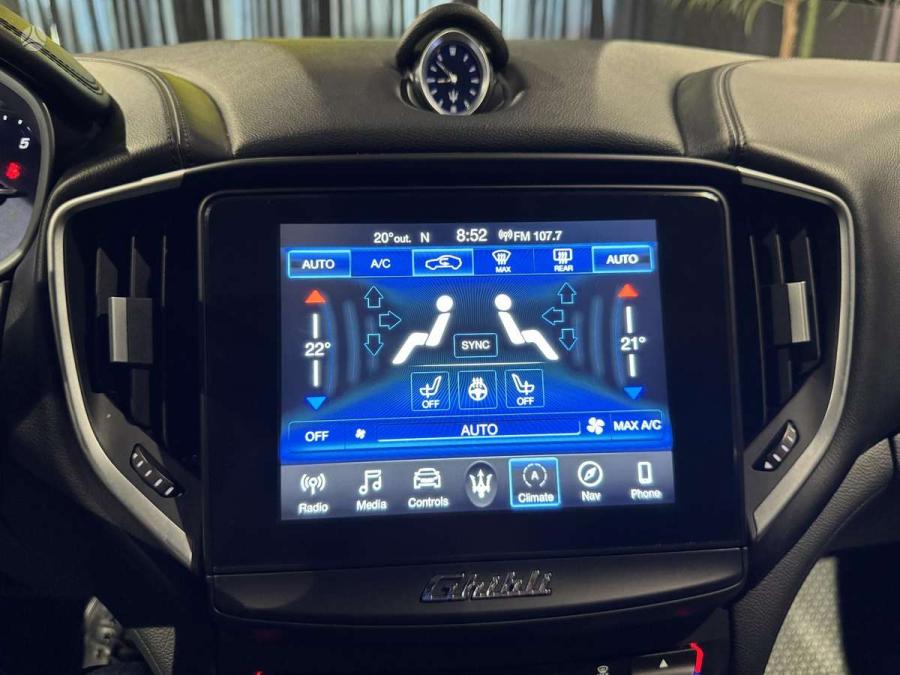 Balts Maserati Ghibli 2020 Viļņa, ar dzinēja tilpumu 2.98 L un nobraukumu 91 tūkst. km par 25000 €, foto 33 vietnē AUTOMOTO.COM.LV