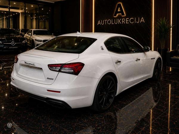 Balts Maserati Ghibli 2021 Viļņa, ar dzinēja tilpumu 2.98 L un nobraukumu 45 tūkst. km par 24900 €, foto 3 vietnē AUTOMOTO.COM.LV