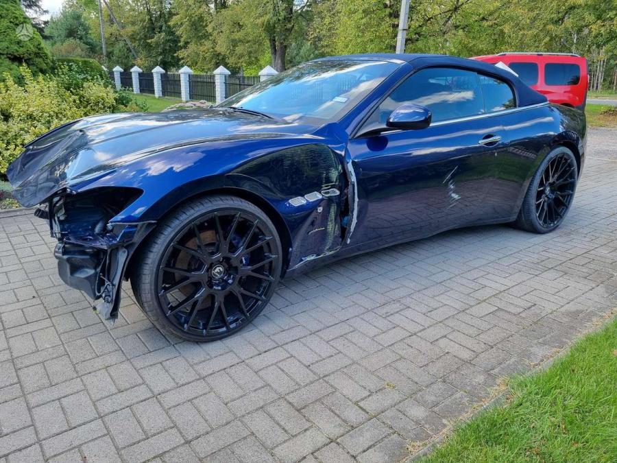 Blue Maserati GranCabrio 2017 in Prienai, with an engine capacity of 4.70 L and mileage of 27 thousand km for 12990 €, photo 3 on AUTOMOTO.COM.LV