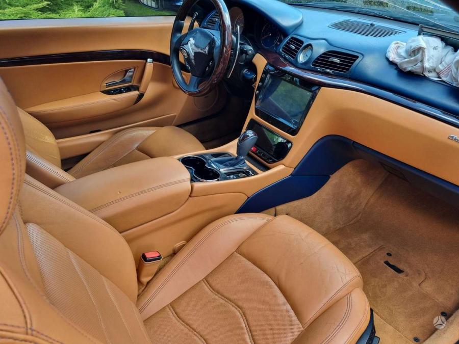 Blue Maserati GranCabrio 2017 in Prienai, with an engine capacity of 4.70 L and mileage of 27 thousand km for 12990 €, photo 8 on AUTOMOTO.COM.LV