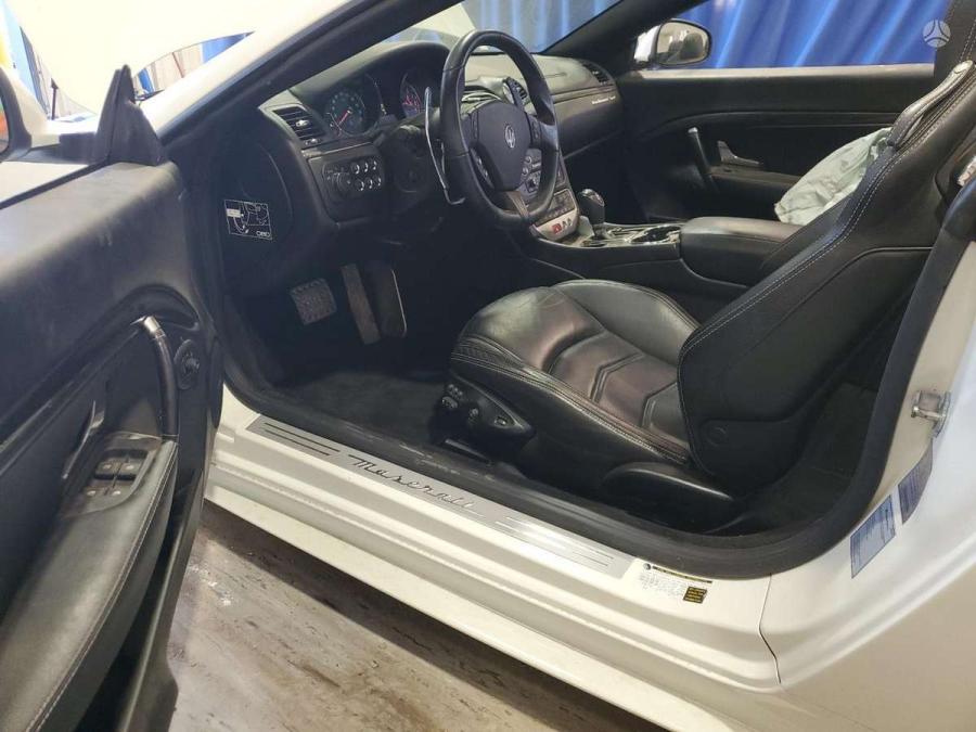 White Maserati GranCabrio 2015 in Vilnius, with an engine capacity of 4.69 L and mileage of 78 thousand km for 26900 €, photo 9 on AUTOMOTO.COM.LV