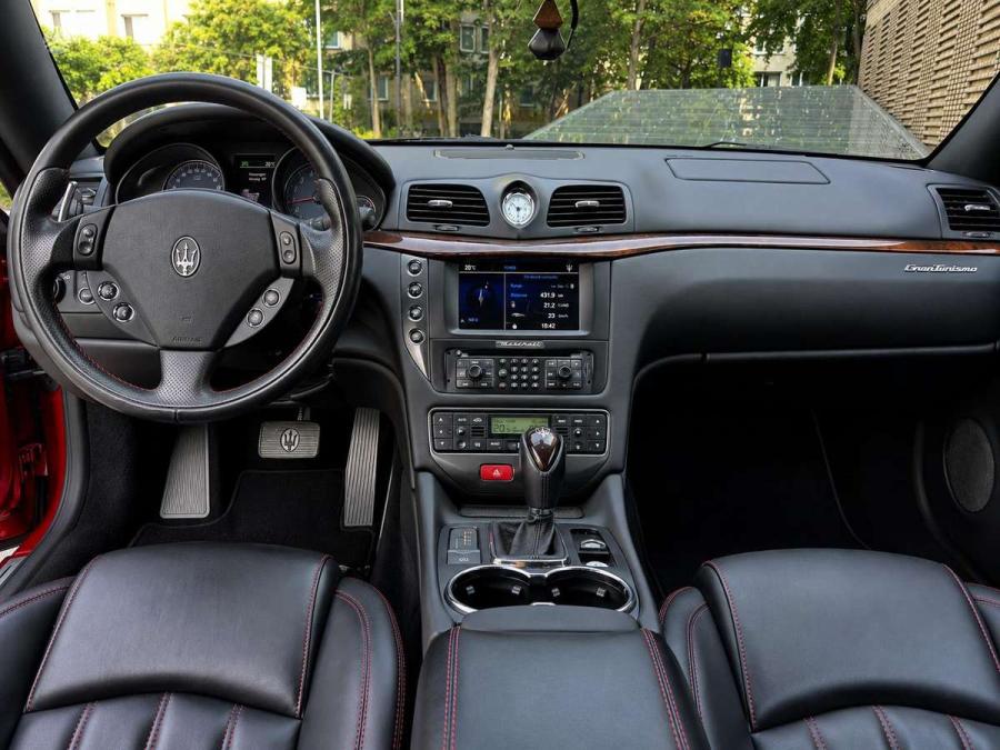 Red Maserati Granturismo 2008 in Vilnius, with an engine capacity of 4.24 L and mileage of 112 thousand km for 35000 €, photo 16 on AUTOMOTO.COM.LV