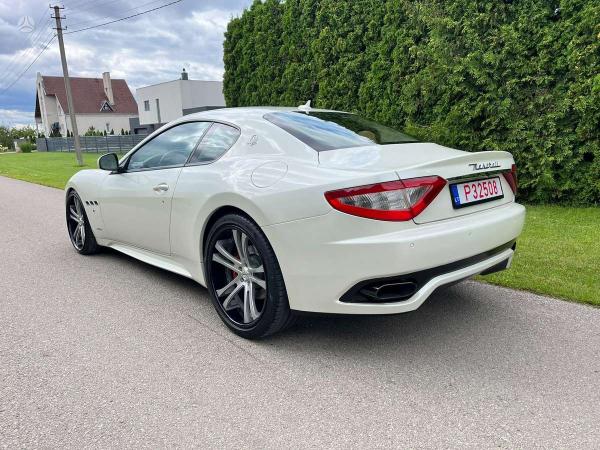 White Maserati Granturismo 2016 in Alytus, with an engine capacity of 4.70 L and mileage of 33 thousand km for 39900 €, photo 5 on AUTOMOTO.COM.LV
